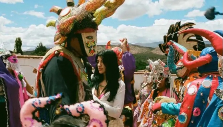 Cazzu Estrenó Su Nuevo Disco "Latinaje" Con Notas de Folclore, Esencia ...